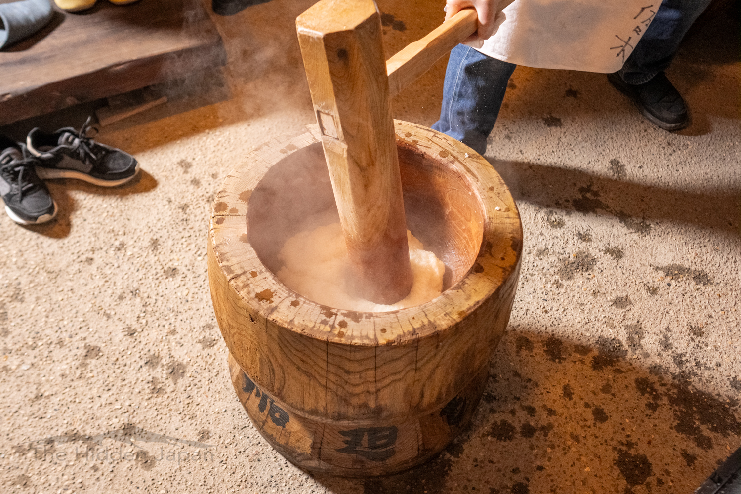 Mochi-Pounding Experience - The Hidden Japan